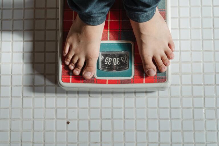 Difference Between Mass and Weight - knowfromguru.com Difference Between Mass and Weight - knowfromguru.com